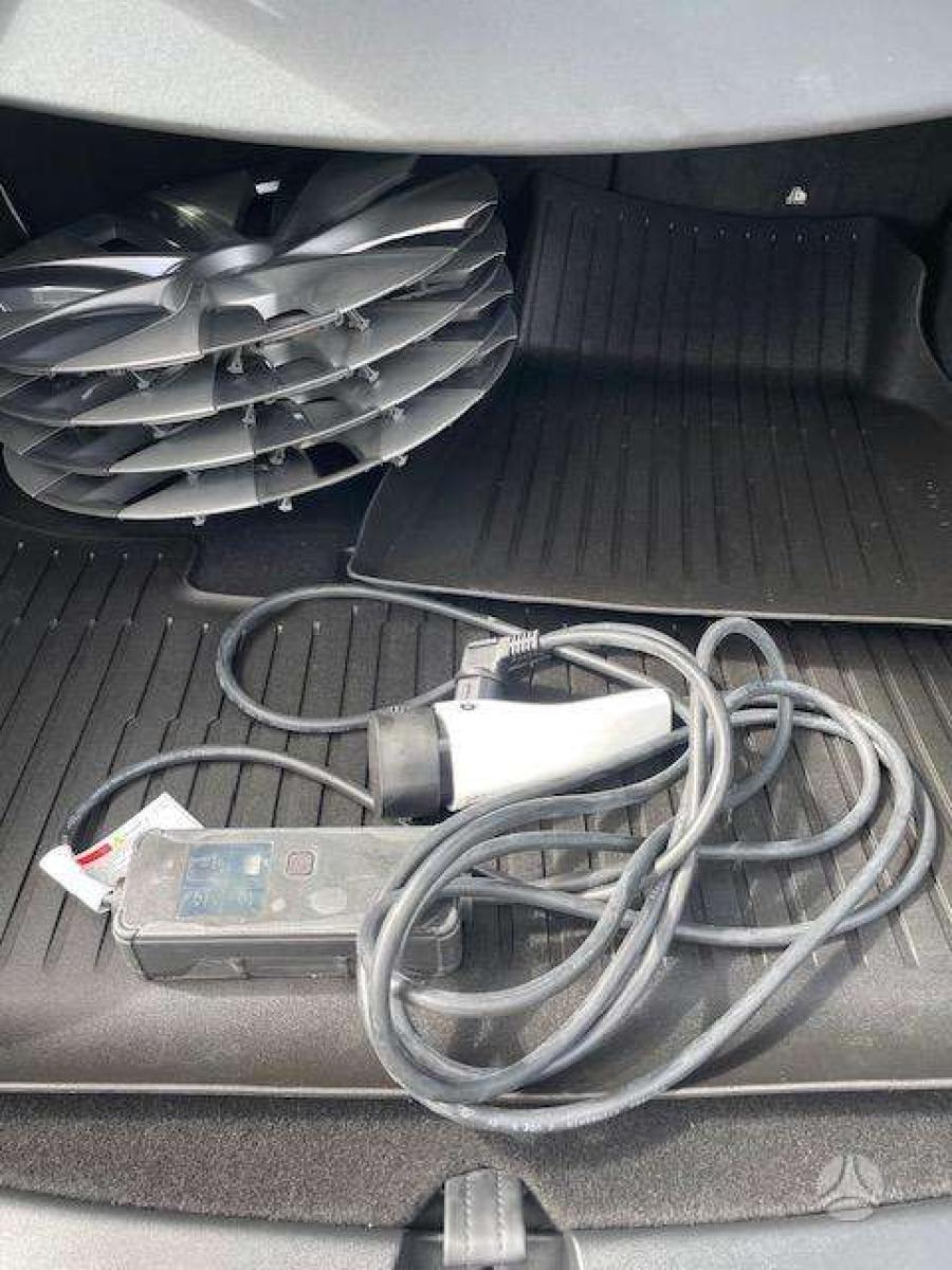 White Tesla Model Y 2023 in Kaunas, with an engine capacity of 0.00 L and mileage of 58 thousand km for 31500 €, photo 11 on AUTOMOTO.COM.LV