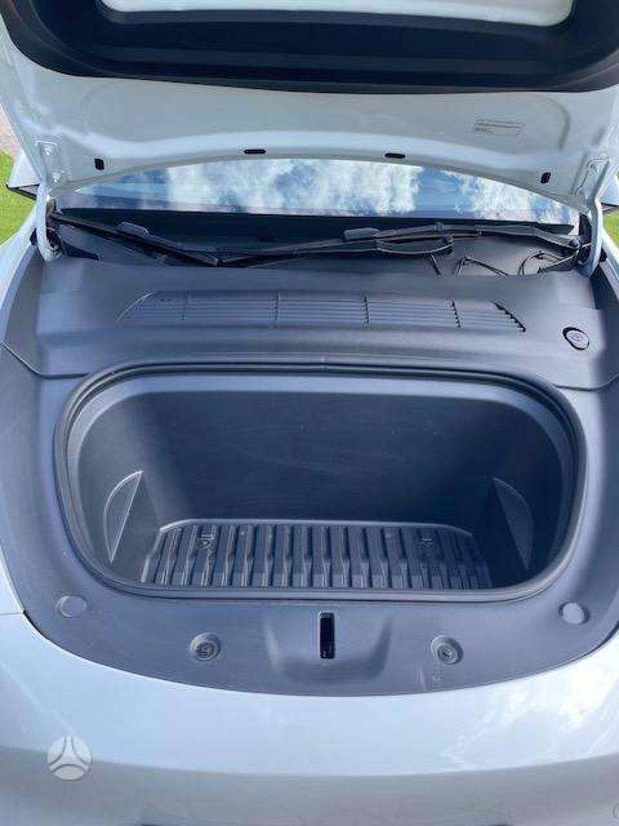 White Tesla Model Y 2023 in Kaunas, with an engine capacity of 0.00 L and mileage of 58 thousand km for 31500 €, photo 13 on AUTOMOTO.COM.LV