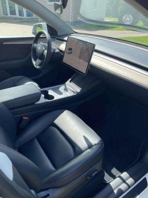 White Tesla Model Y 2023 in Kaunas, with an engine capacity of 0.00 L and mileage of 58 thousand km for 31500 €, photo 15 on AUTOMOTO.COM.LV