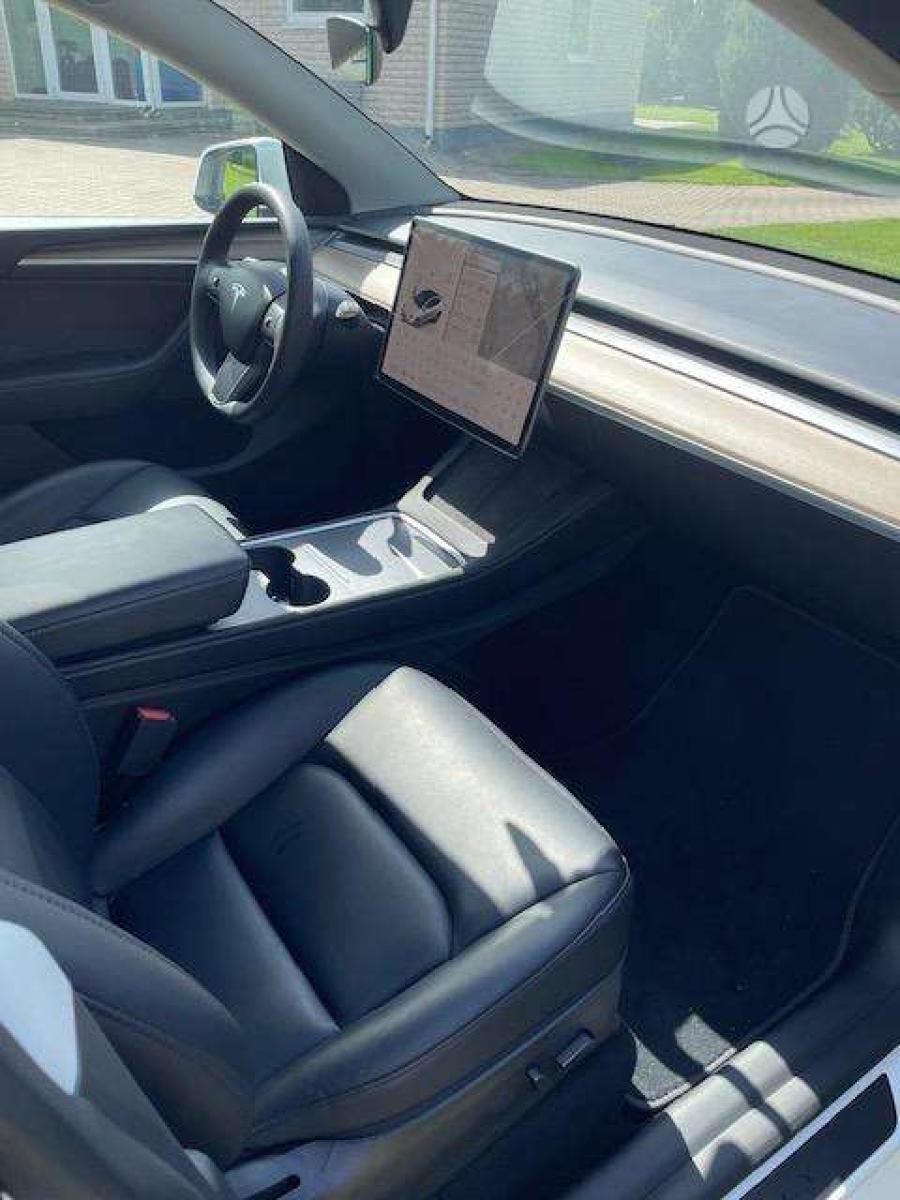White Tesla Model Y 2023 in Kaunas, with an engine capacity of 0.00 L and mileage of 58 thousand km for 31500 €, photo 15 on AUTOMOTO.COM.LV