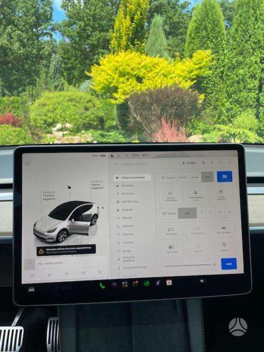 White Tesla Model Y 2023 in Kaunas, with an engine capacity of 0.00 L and mileage of 58 thousand km for 31500 €, photo 22 on AUTOMOTO.COM.LV