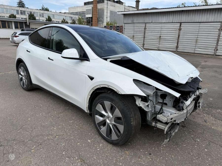 White Tesla Model Y 2023 in Kaunas, with an engine capacity of 0.00 L and mileage of 90 thousand km for 23490 €, photo 1 on AUTOMOTO.COM.LV