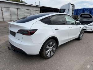 White Tesla Model Y 2023 in Kaunas, with an engine capacity of 0.00 L and mileage of 90 thousand km for 23490 €, photo 3 on AUTOMOTO.COM.LV