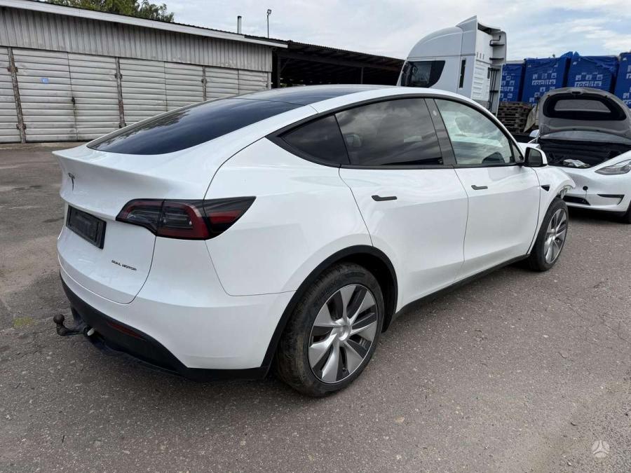 White Tesla Model Y 2023 in Kaunas, with an engine capacity of 0.00 L and mileage of 90 thousand km for 23490 €, photo 3 on AUTOMOTO.COM.LV