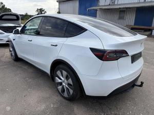 White Tesla Model Y 2023 in Kaunas, with an engine capacity of 0.00 L and mileage of 90 thousand km for 23490 €, photo 5 on AUTOMOTO.COM.LV