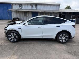 White Tesla Model Y 2023 in Kaunas, with an engine capacity of 0.00 L and mileage of 90 thousand km for 23490 €, photo 6 on AUTOMOTO.COM.LV