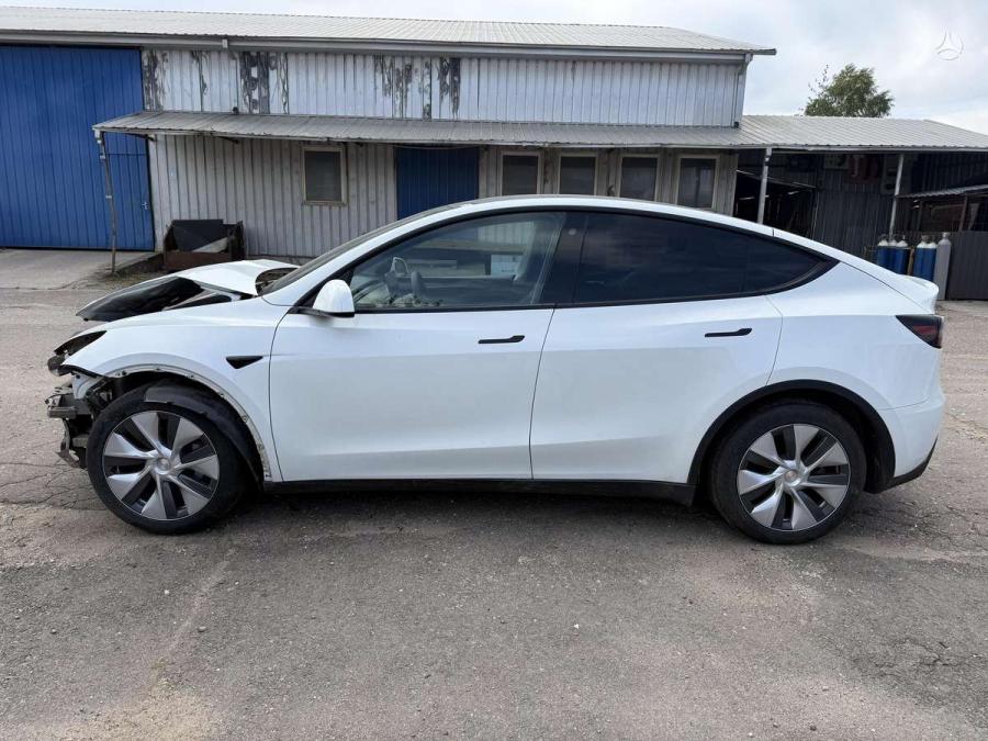White Tesla Model Y 2023 in Kaunas, with an engine capacity of 0.00 L and mileage of 90 thousand km for 23490 €, photo 6 on AUTOMOTO.COM.LV