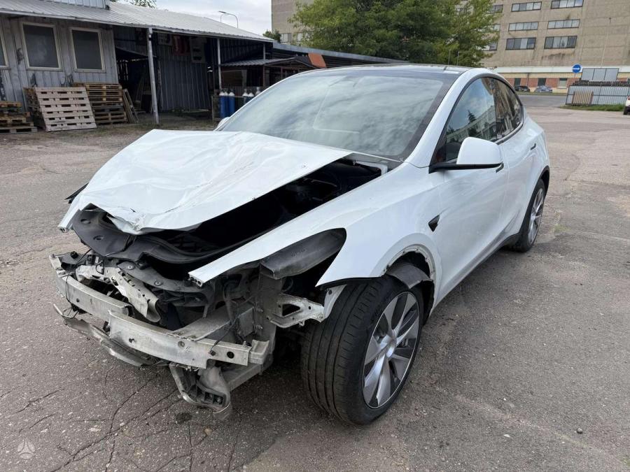 White Tesla Model Y 2023 in Kaunas, with an engine capacity of 0.00 L and mileage of 90 thousand km for 23490 €, photo 7 on AUTOMOTO.COM.LV