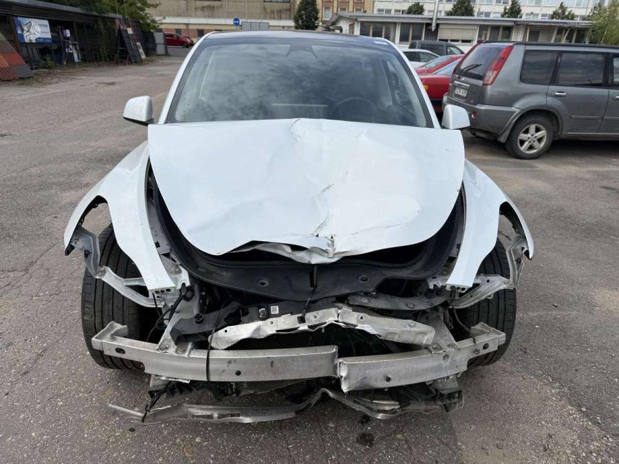 White Tesla Model Y 2023 in Kaunas, with an engine capacity of 0.00 L and mileage of 90 thousand km for 23490 €, photo 8 on AUTOMOTO.COM.LV