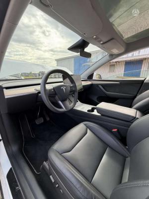 White Tesla Model Y 2023 in Kaunas, with an engine capacity of 0.00 L and mileage of 90 thousand km for 23490 €, photo 11 on AUTOMOTO.COM.LV