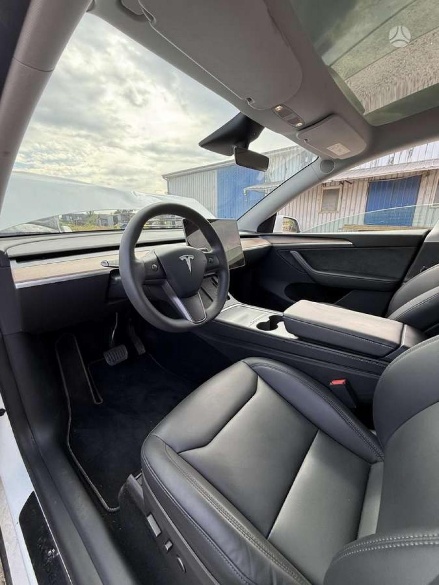 White Tesla Model Y 2023 in Kaunas, with an engine capacity of 0.00 L and mileage of 90 thousand km for 23490 €, photo 11 on AUTOMOTO.COM.LV