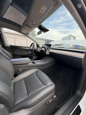 White Tesla Model Y 2023 in Kaunas, with an engine capacity of 0.00 L and mileage of 90 thousand km for 23490 €, photo 13 on AUTOMOTO.COM.LV