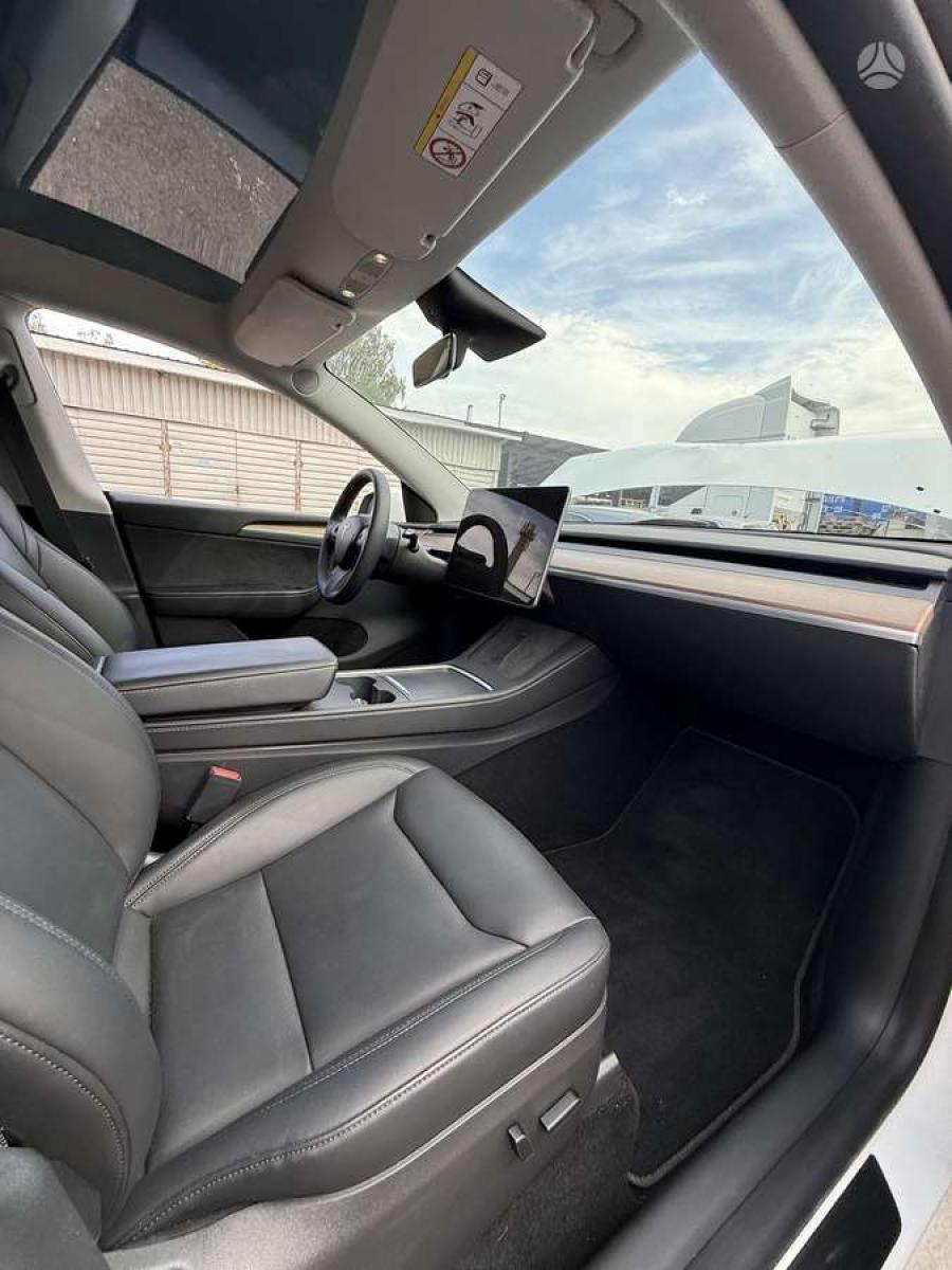 White Tesla Model Y 2023 in Kaunas, with an engine capacity of 0.00 L and mileage of 90 thousand km for 23490 €, photo 13 on AUTOMOTO.COM.LV