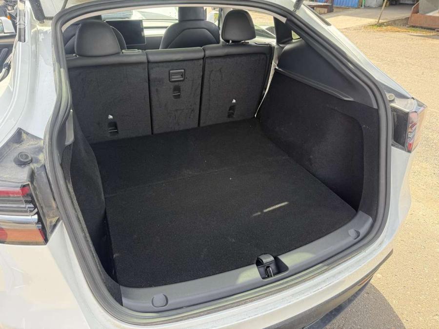 White Tesla Model Y 2023 in Kaunas, with an engine capacity of 0.00 L and mileage of 90 thousand km for 23490 €, photo 17 on AUTOMOTO.COM.LV