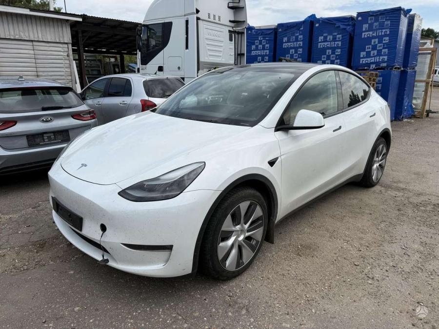 White Tesla Model Y 2023 in Kaunas, with an engine capacity of 0.00 L and mileage of 77 thousand km for 22990 €, photo 1 on AUTOMOTO.COM.LV