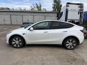 White Tesla Model Y 2023 in Kaunas, with an engine capacity of 0.00 L and mileage of 77 thousand km for 22990 €, photo 3 on AUTOMOTO.COM.LV