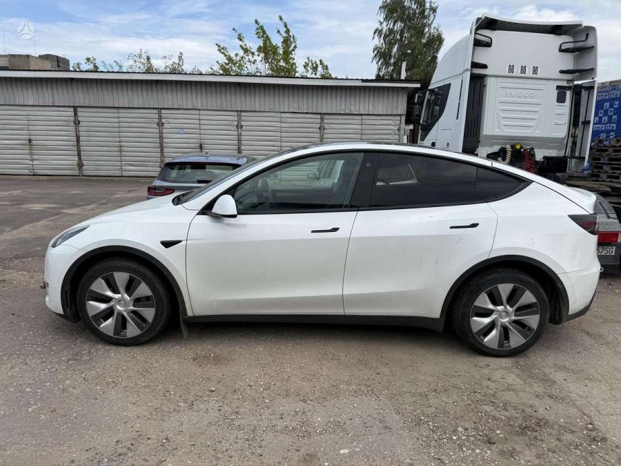 White Tesla Model Y 2023 in Kaunas, with an engine capacity of 0.00 L and mileage of 77 thousand km for 22990 €, photo 3 on AUTOMOTO.COM.LV