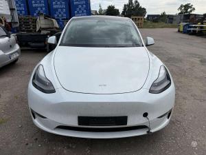 White Tesla Model Y 2023 in Kaunas, with an engine capacity of 0.00 L and mileage of 77 thousand km for 22990 €, photo 4 on AUTOMOTO.COM.LV