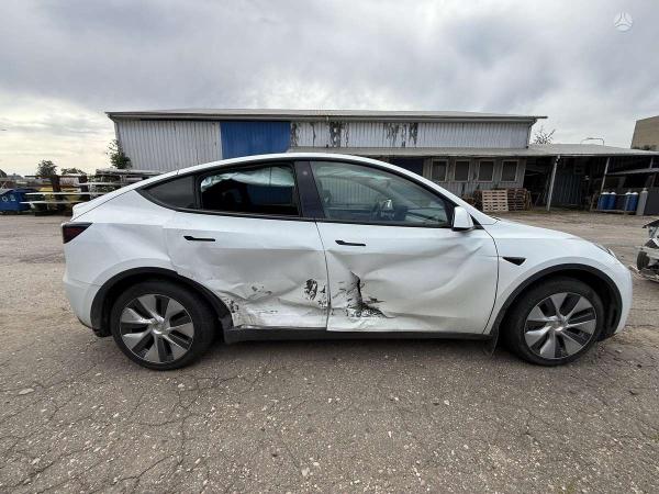 Balts Tesla Model Y 2023 Kauņa, ar dzinēja tilpumu 0.00 L un nobraukumu 77 tūkst. km par 22990 €, foto 5 vietnē AUTOMOTO.COM.LV