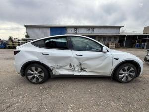 White Tesla Model Y 2023 in Kaunas, with an engine capacity of 0.00 L and mileage of 77 thousand km for 22990 €, photo 6 on AUTOMOTO.COM.LV