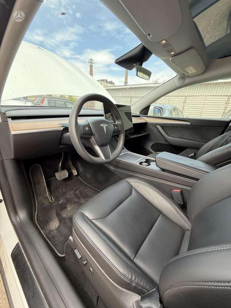 White Tesla Model Y 2023 in Kaunas, with an engine capacity of 0.00 L and mileage of 77 thousand km for 22990 €, photo 8 on AUTOMOTO.COM.LV