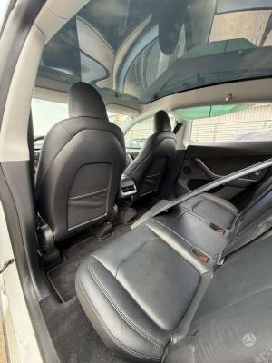 White Tesla Model Y 2023 in Kaunas, with an engine capacity of 0.00 L and mileage of 77 thousand km for 22990 €, photo 10 on AUTOMOTO.COM.LV