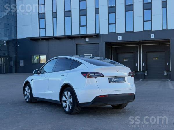 White Tesla Model Y 2023 in Riga, with an engine capacity of 0.00 L and mileage of 65 thousand km for 37900 €, photo 3 on AUTOMOTO.COM.LV