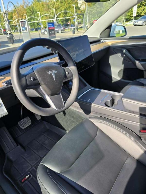 White Tesla Model Y 2023 in Vilnius, with an engine capacity of 0.00 L and mileage of 167 thousand km for 23500 €, photo 5 on AUTOMOTO.COM.LV