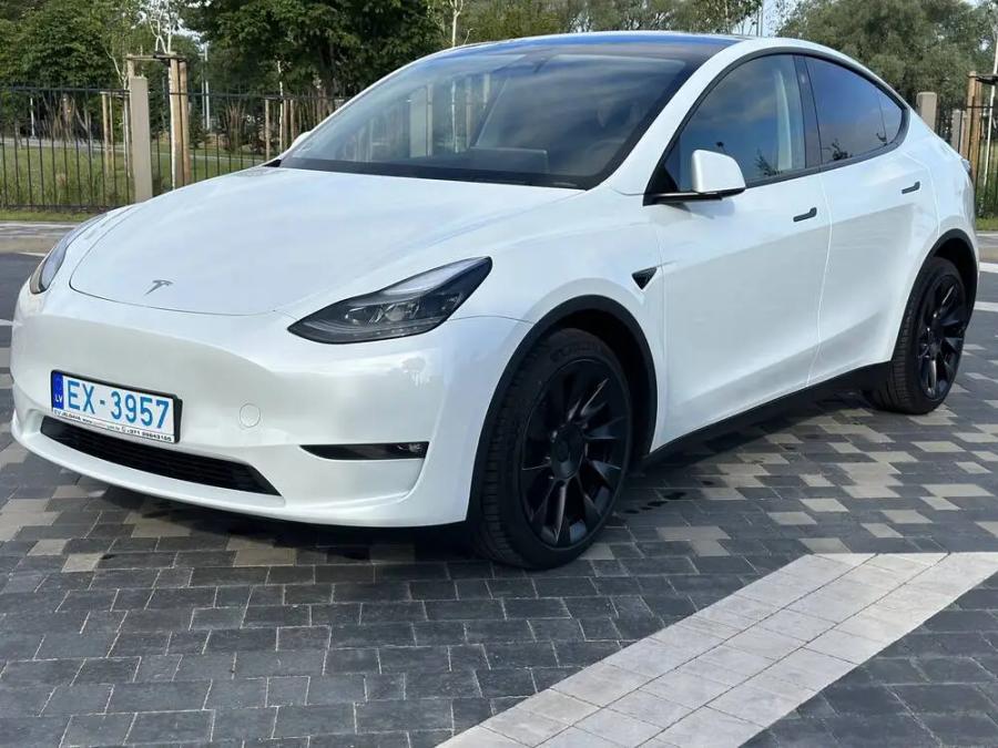 White Tesla Model Y 2023 in Jelgava, with an engine capacity of 0.00 L and mileage of 89 thousand km for 38000 €, photo 1 on AUTOMOTO.COM.LV