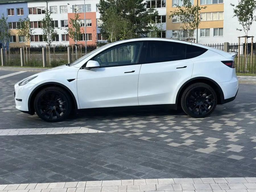 White Tesla Model Y 2023 in Jelgava, with an engine capacity of 0.00 L and mileage of 89 thousand km for 38000 €, photo 3 on AUTOMOTO.COM.LV