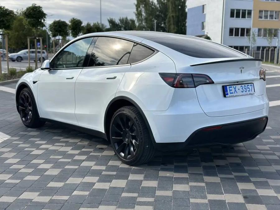 White Tesla Model Y 2023 in Jelgava, with an engine capacity of 0.00 L and mileage of 89 thousand km for 38000 €, photo 4 on AUTOMOTO.COM.LV