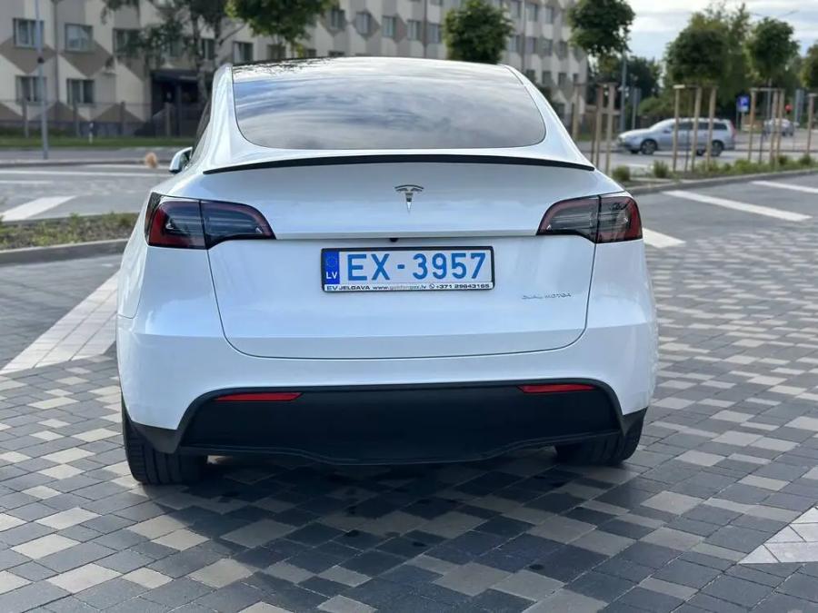 White Tesla Model Y 2023 in Jelgava, with an engine capacity of 0.00 L and mileage of 89 thousand km for 38000 €, photo 5 on AUTOMOTO.COM.LV