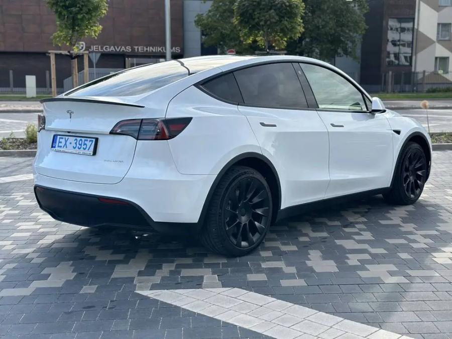 White Tesla Model Y 2023 in Jelgava, with an engine capacity of 0.00 L and mileage of 89 thousand km for 38000 €, photo 6 on AUTOMOTO.COM.LV