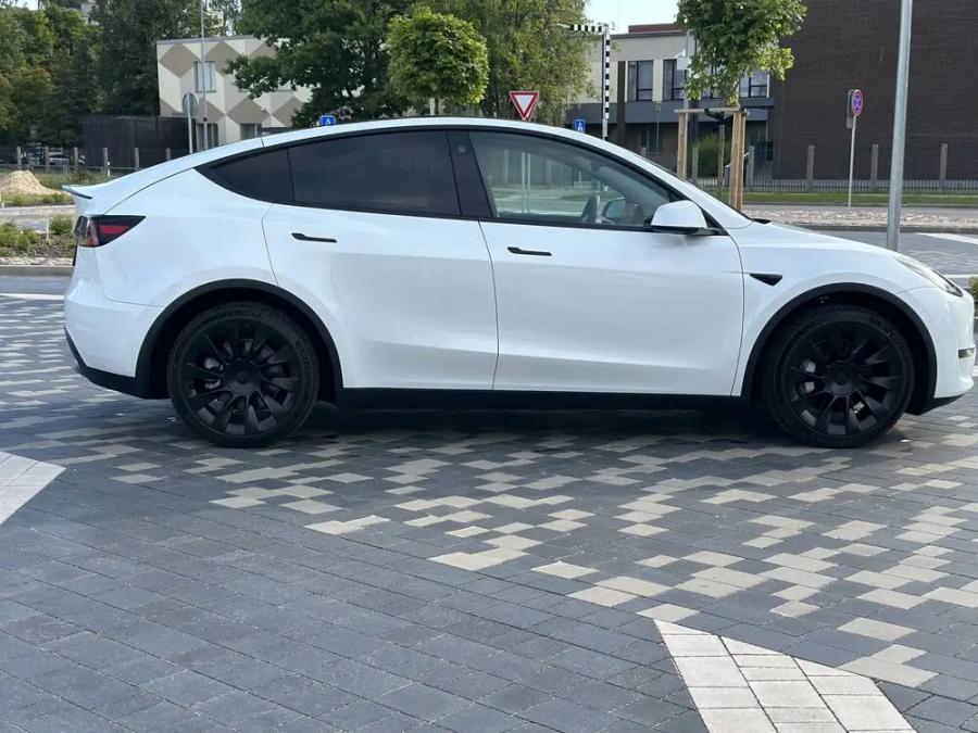 White Tesla Model Y 2023 in Jelgava, with an engine capacity of 0.00 L and mileage of 89 thousand km for 38000 €, photo 7 on AUTOMOTO.COM.LV