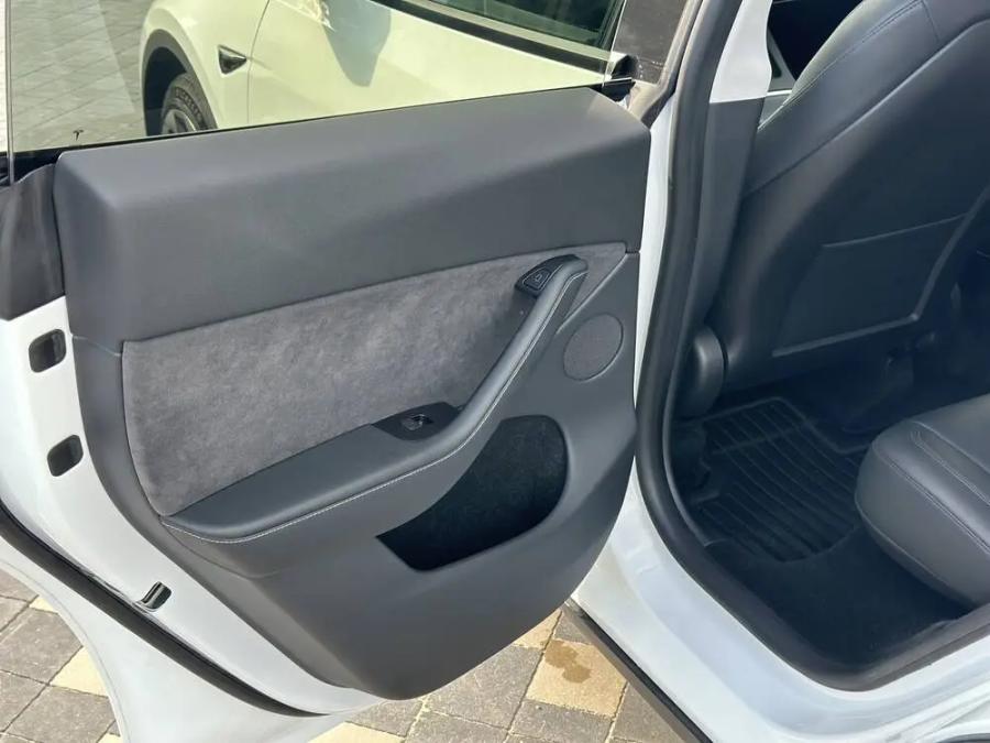 White Tesla Model Y 2023 in Jelgava, with an engine capacity of 0.00 L and mileage of 89 thousand km for 38000 €, photo 11 on AUTOMOTO.COM.LV
