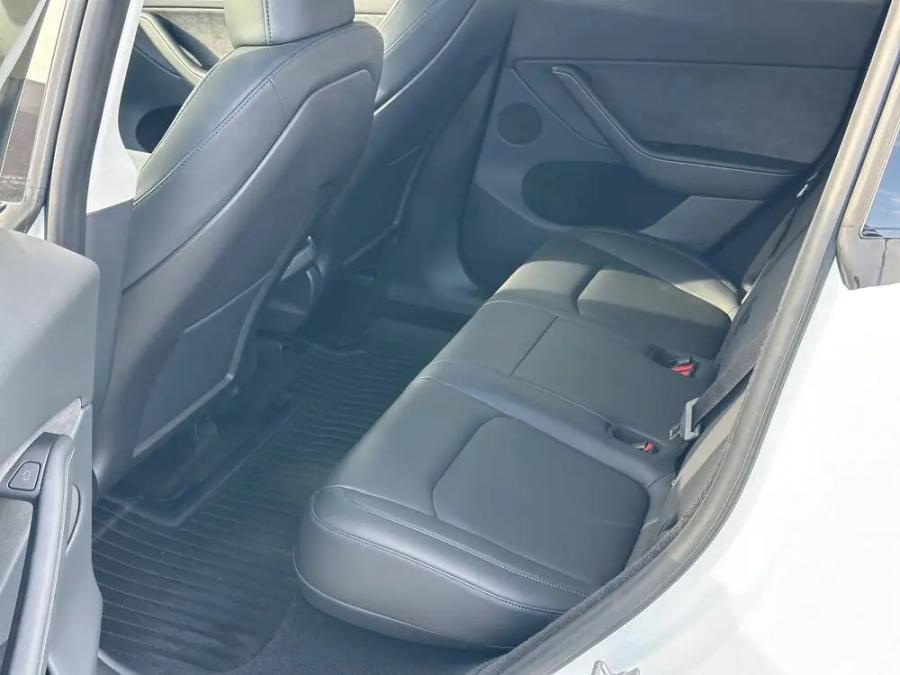 White Tesla Model Y 2023 in Jelgava, with an engine capacity of 0.00 L and mileage of 89 thousand km for 38000 €, photo 12 on AUTOMOTO.COM.LV