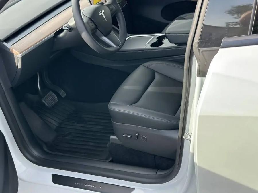 White Tesla Model Y 2023 in Jelgava, with an engine capacity of 0.00 L and mileage of 89 thousand km for 38000 €, photo 15 on AUTOMOTO.COM.LV