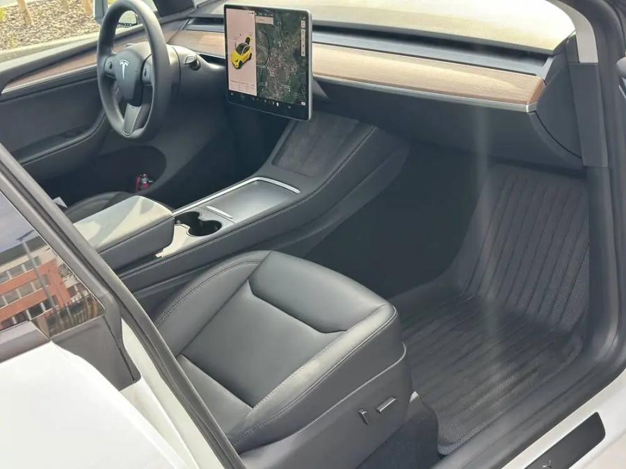 White Tesla Model Y 2023 in Jelgava, with an engine capacity of 0.00 L and mileage of 89 thousand km for 38000 €, photo 19 on AUTOMOTO.COM.LV