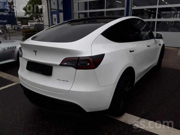 White Tesla Model Y 2023 in Riga, with an engine capacity of 0.00 L and mileage of 43 thousand km for 38500 €, photo 4 on AUTOMOTO.COM.LV