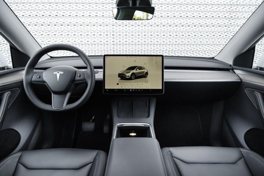 White Tesla Model Y 2023 in Marupe, with an engine capacity of 0.00 L and mileage of 78 thousand km for 41200 €, photo 7 on AUTOMOTO.COM.LV