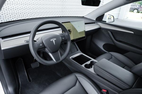 White Tesla Model Y 2023 in Marupe, with an engine capacity of 0.00 L and mileage of 78 thousand km for 41200 €, photo 10 on AUTOMOTO.COM.LV