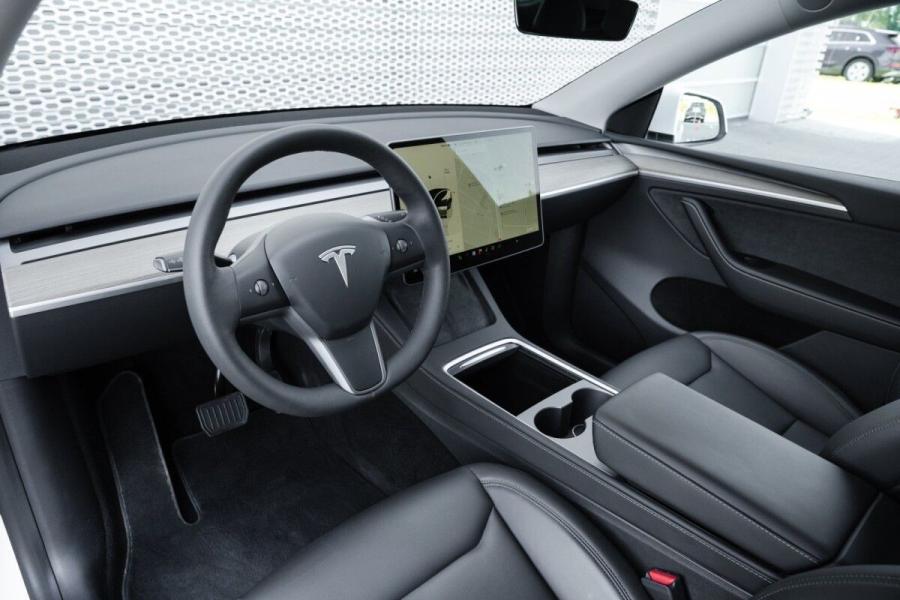 White Tesla Model Y 2023 in Marupe, with an engine capacity of 0.00 L and mileage of 78 thousand km for 41200 €, photo 10 on AUTOMOTO.COM.LV
