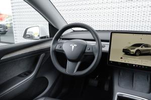 White Tesla Model Y 2023 in Marupe, with an engine capacity of 0.00 L and mileage of 78 thousand km for 41200 €, photo 19 on AUTOMOTO.COM.LV