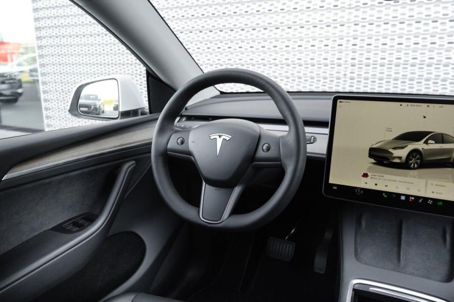 White Tesla Model Y 2023 in Marupe, with an engine capacity of 0.00 L and mileage of 78 thousand km for 41200 €, photo 19 on AUTOMOTO.COM.LV