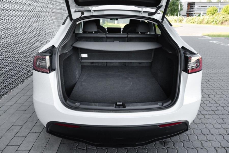 White Tesla Model Y 2023 in Marupe, with an engine capacity of 0.00 L and mileage of 78 thousand km for 41200 €, photo 23 on AUTOMOTO.COM.LV