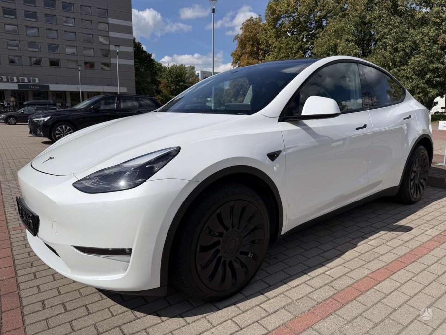 Balts Tesla Model Y 2023 Viļņa, ar dzinēja tilpumu 0.00 L un nobraukumu 48 tūkst. km par 30900 €, foto 1 vietnē AUTOMOTO.COM.LV