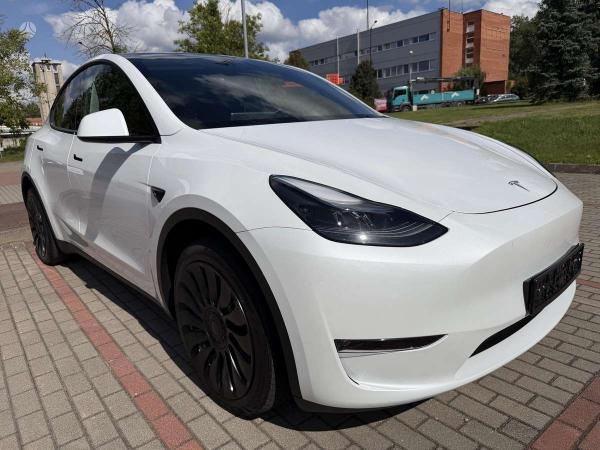 White Tesla Model Y 2023 in Vilnius, with an engine capacity of 0.00 L and mileage of 48 thousand km for 30900 €, photo 5 on AUTOMOTO.COM.LV