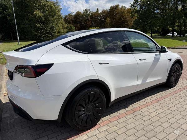 White Tesla Model Y 2023 in Vilnius, with an engine capacity of 0.00 L and mileage of 48 thousand km for 30900 €, photo 7 on AUTOMOTO.COM.LV