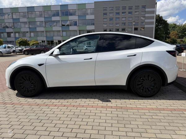 White Tesla Model Y 2023 in Vilnius, with an engine capacity of 0.00 L and mileage of 48 thousand km for 30900 €, photo 10 on AUTOMOTO.COM.LV