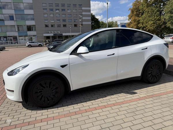 White Tesla Model Y 2023 in Vilnius, with an engine capacity of 0.00 L and mileage of 48 thousand km for 30900 €, photo 11 on AUTOMOTO.COM.LV